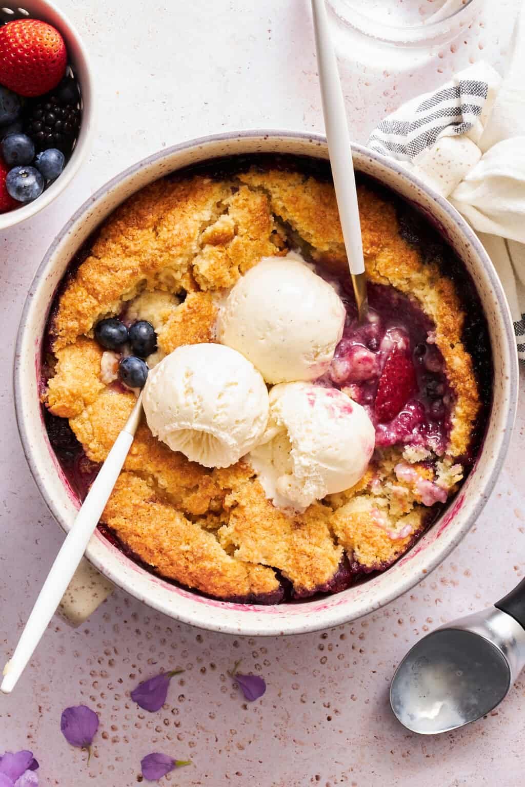 Mixed Berry Cobbler (Quick and Easy) - Food Dolls